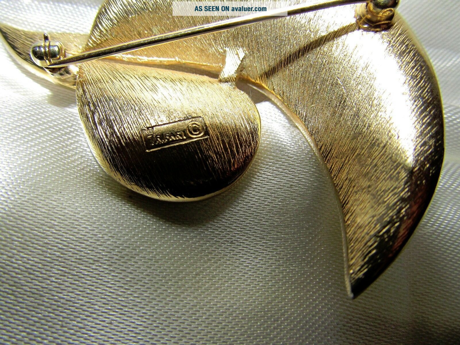 VINTAGE CROWN TRIFARI Brooch/Pin MOD Gold Tone Aero Shaped Fold Design ...