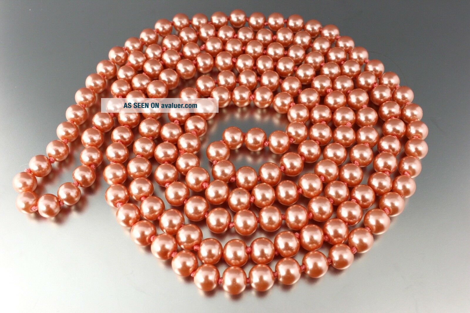 VINTAGE 60’S PEACH GLASS PEARL BEAD LONG FLAPPER NECKLACE | #7529355