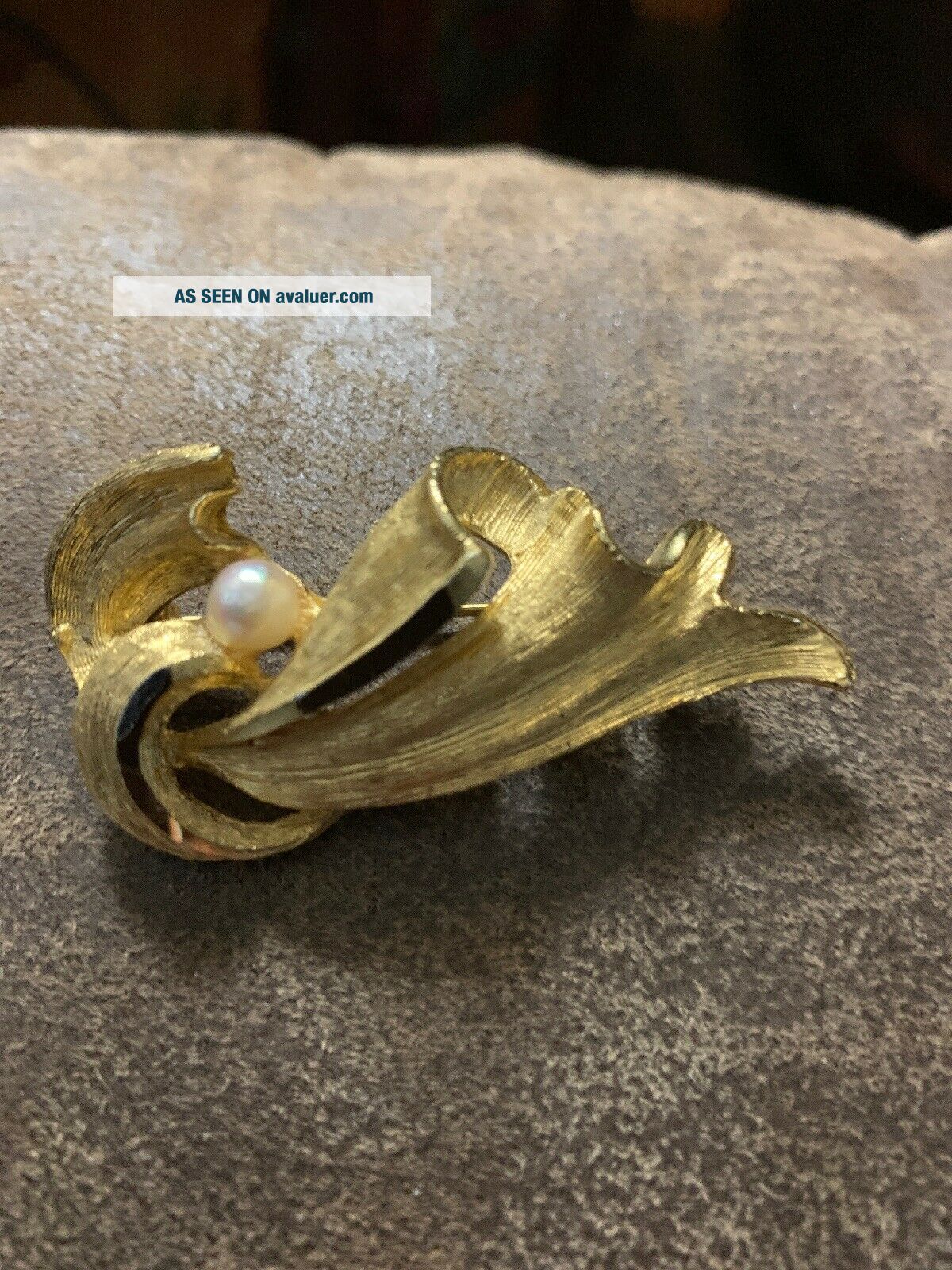 VINTAGE Signed BSK GOLD TONE FAUX PEARL TRUMPET BROOCH | #7970368