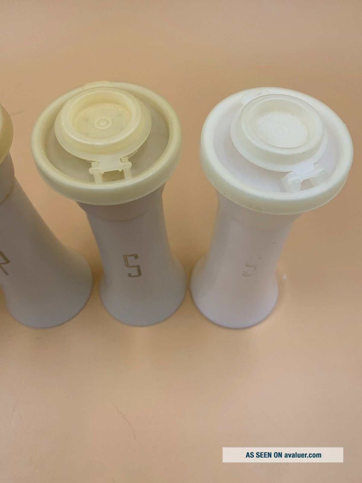 VINTAGE TUPPERWARE Salt & Pepper Shakers 4 In HOUR GLASS WHITE Flip Top ...