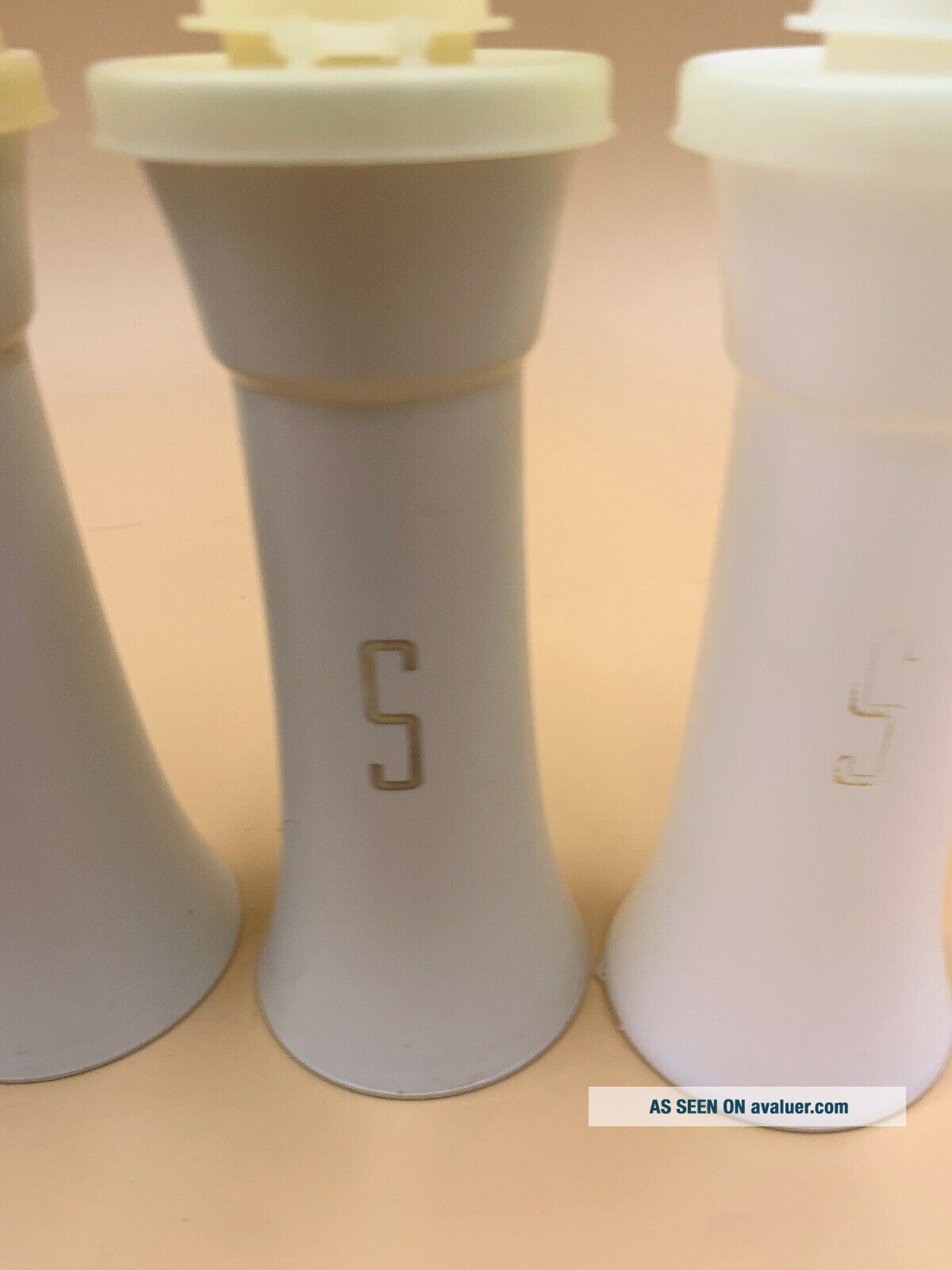 VINTAGE TUPPERWARE Salt & Pepper Shakers 4 In HOUR GLASS WHITE Flip Top ...