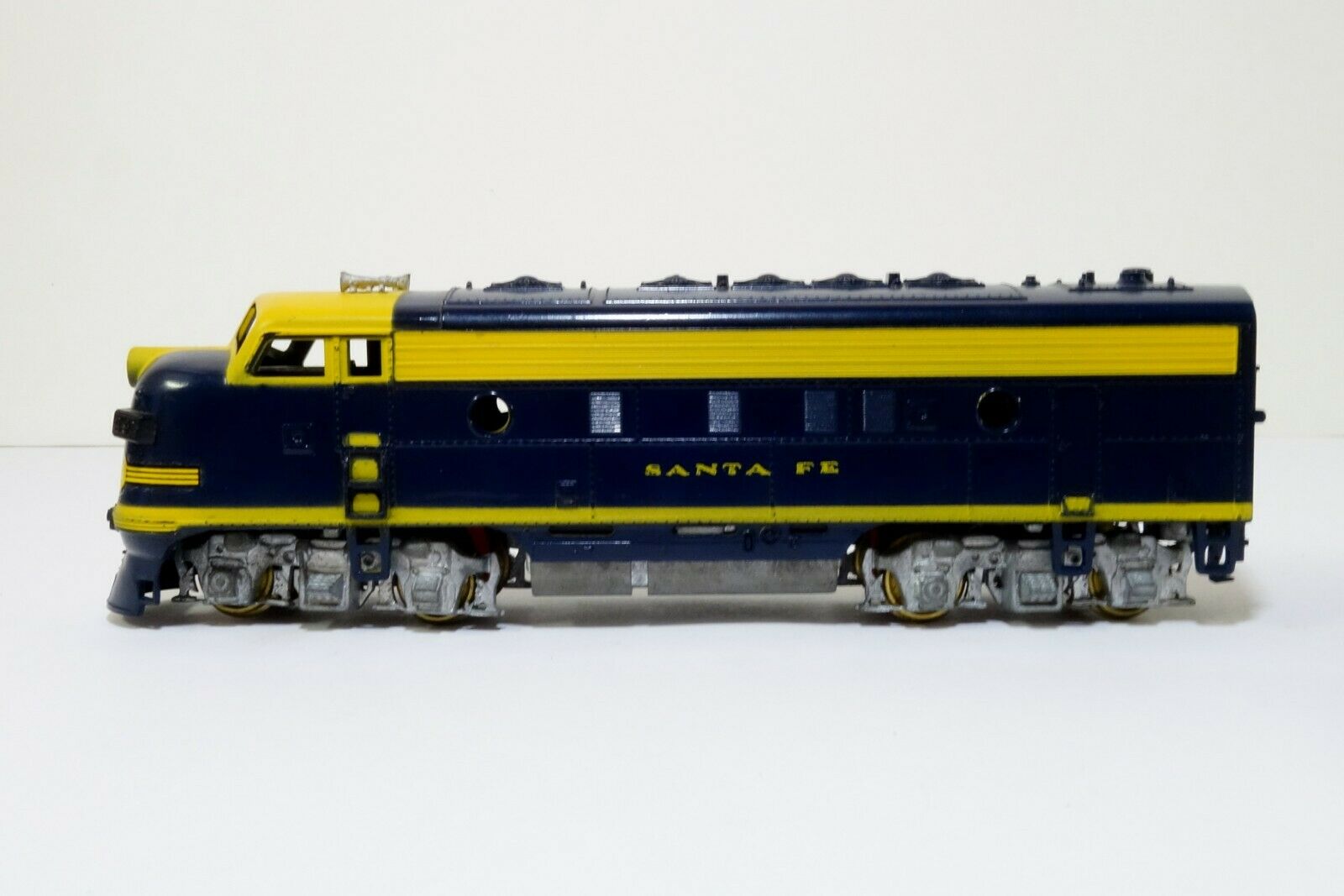 Santa Fe Diesel Locomotive HO Scale Train Engine Model Rubber Band ...