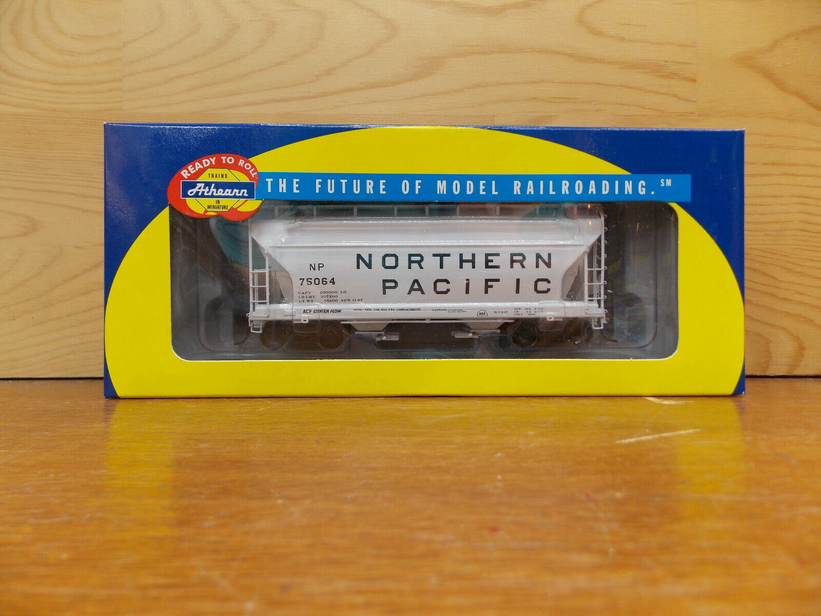 Athearn RTR NP Northern Pacific ACF 2970 2 Bay Covered Hopper Car ...