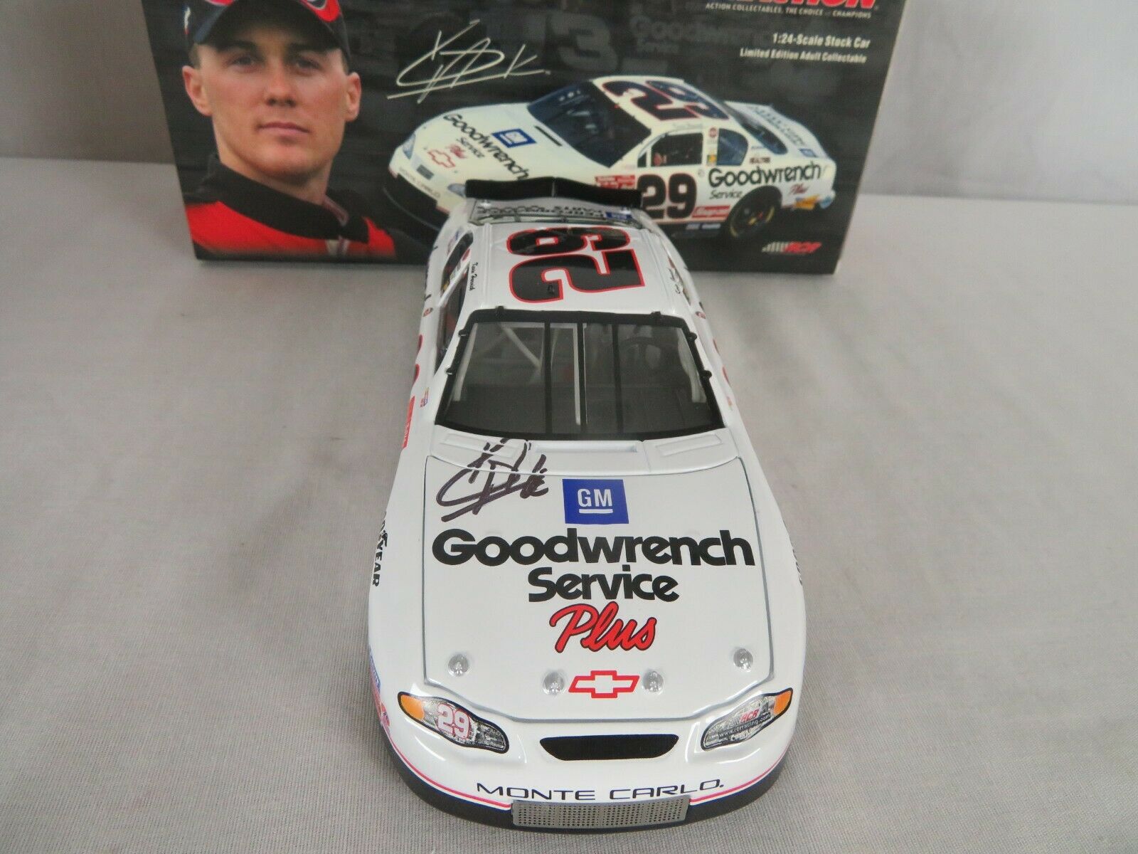2004 Action Autograph Kevin Harvick 29 01 ' GM Goodwrench Black 1/24 ...