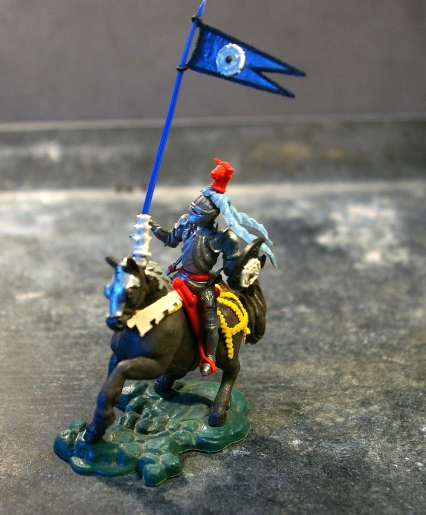 BRITAINS HERALD SWOPPET Medieval Knight Mounted With Standard 1450 ...