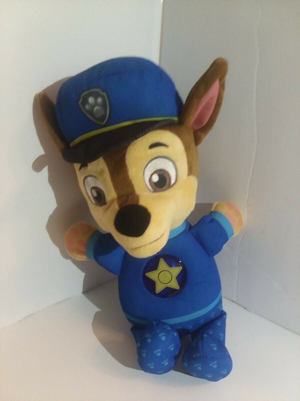Spin Master Paw Patrol Chase Snuggle Up Musical Talking Light Up Puppy ...