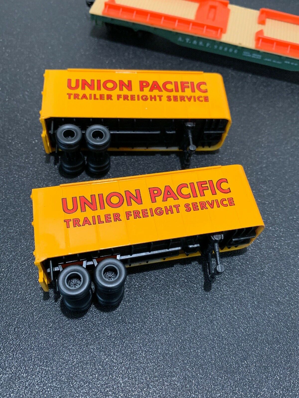 Tyco HO Scale Union Pacific Piggy Back Trailers And ATSF Flat Bed Car ...