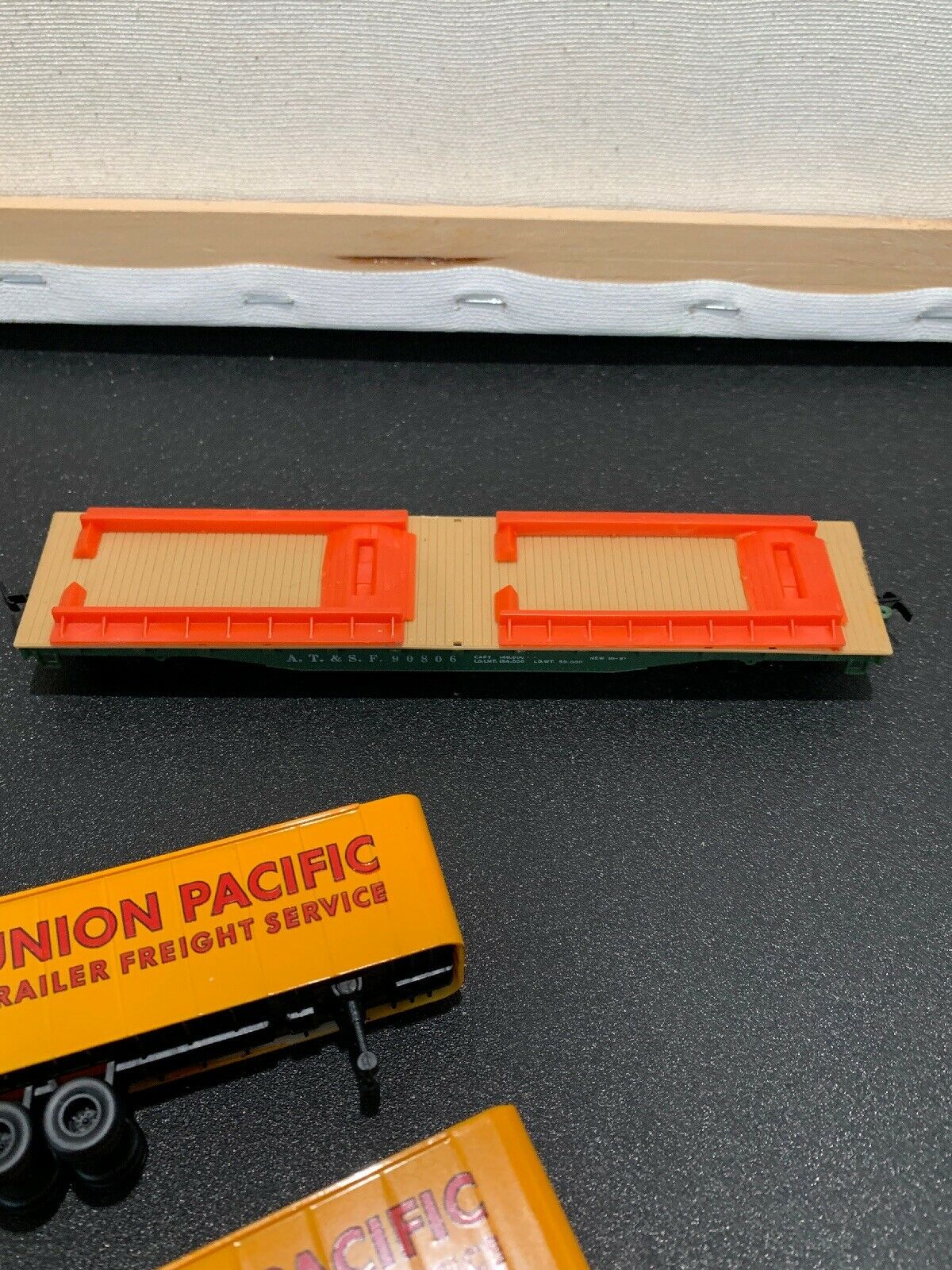 Tyco HO Scale Union Pacific Piggy Back Trailers And ATSF Flat Bed Car ...