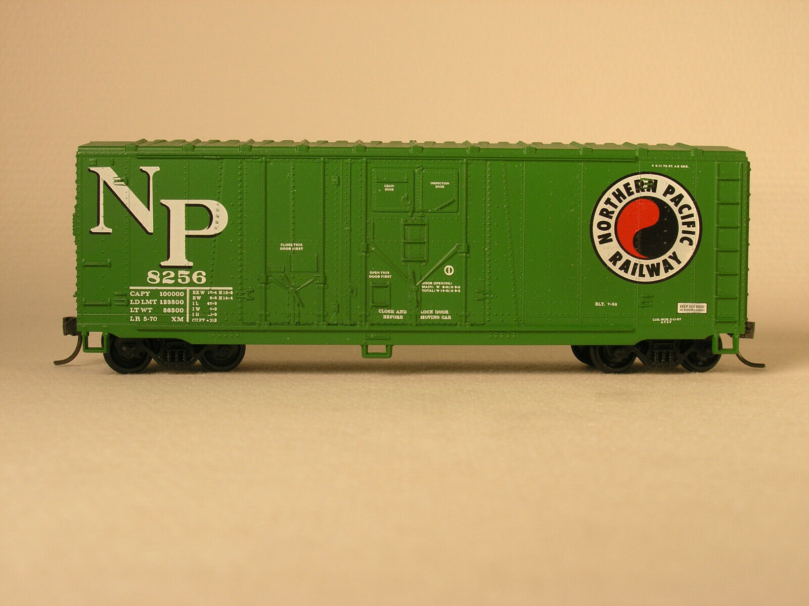 HO SCALE, NORTHERN PACIFIC DOUBLE PLUG DOOR BOX CAR 8256 With KADEE ...