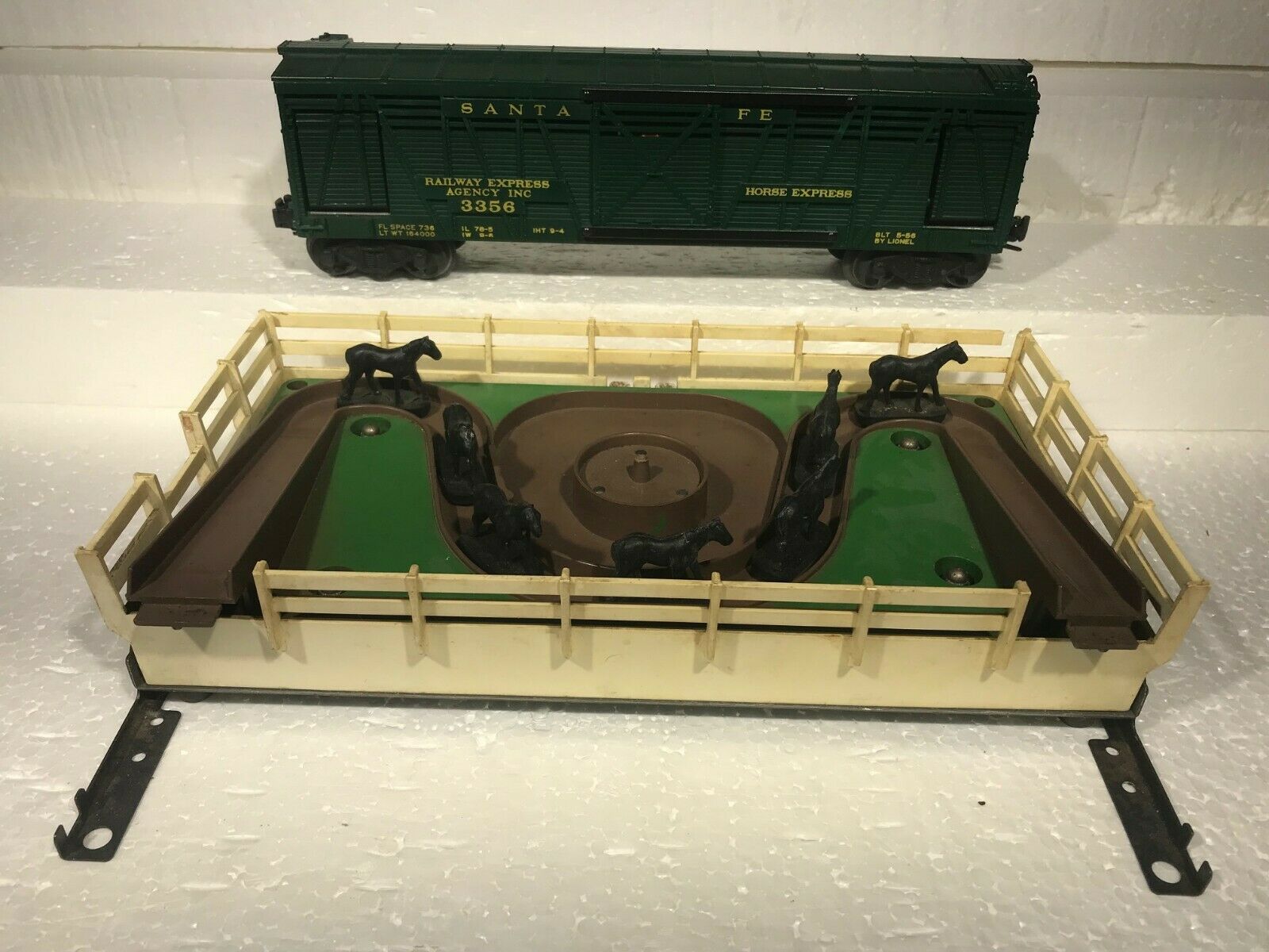 Lionel Post War 3356 Horse Car And Operating Coral With 7 Horses ...