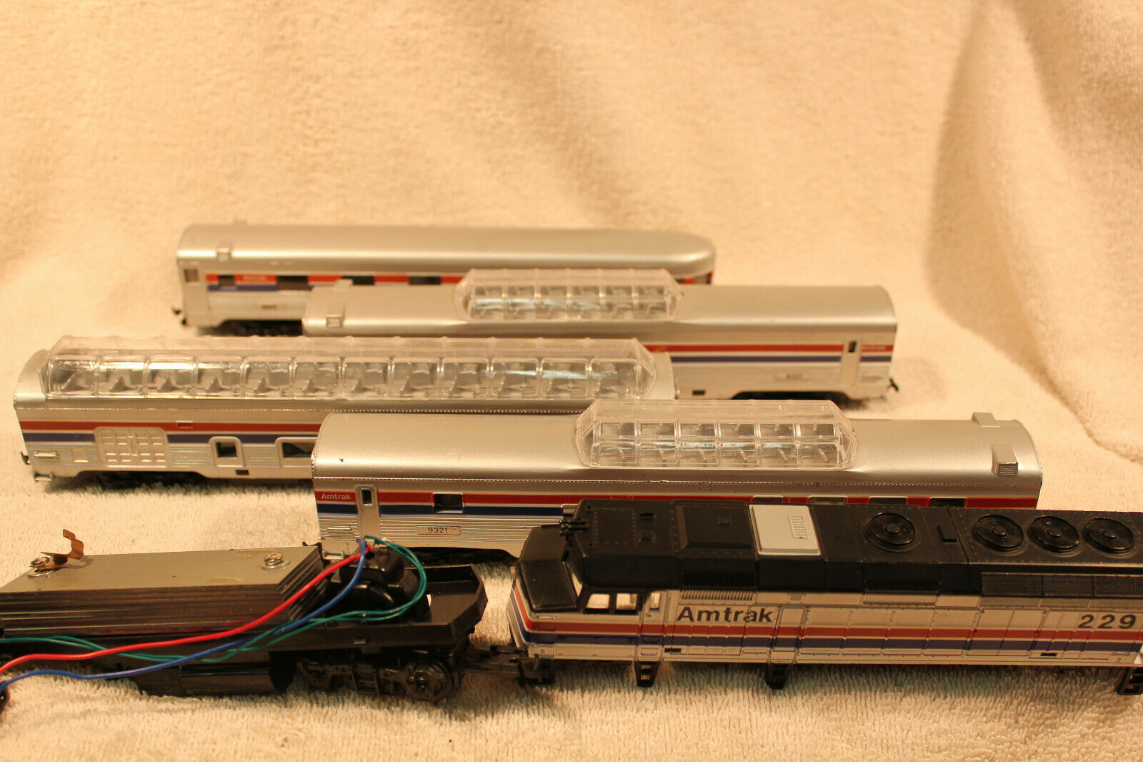 AMTRAK HO SCALE LIFE LIKE TRAIN SET LOCOMOTIVE & FOUR PASSENGER CARS ...