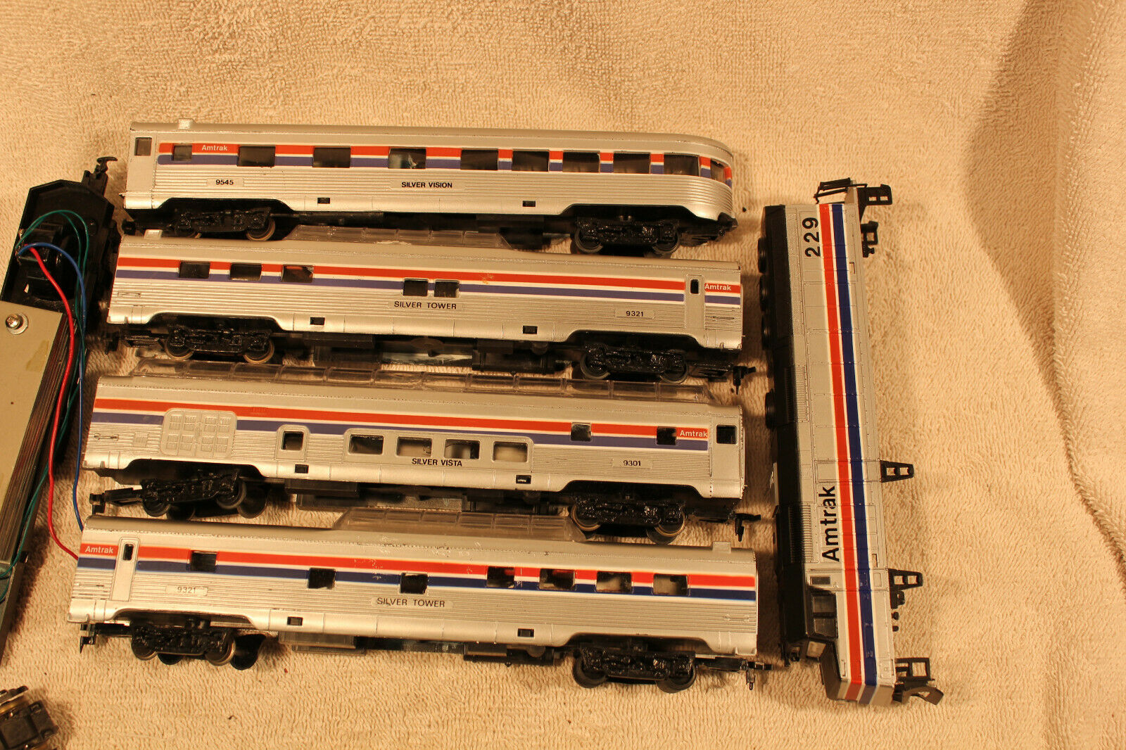 AMTRAK HO SCALE LIFE LIKE TRAIN SET LOCOMOTIVE & FOUR PASSENGER CARS ...